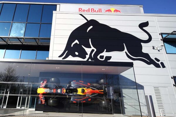 Fórmula 1: Motor produzido pela Red Bull Powertrains no banco de ...