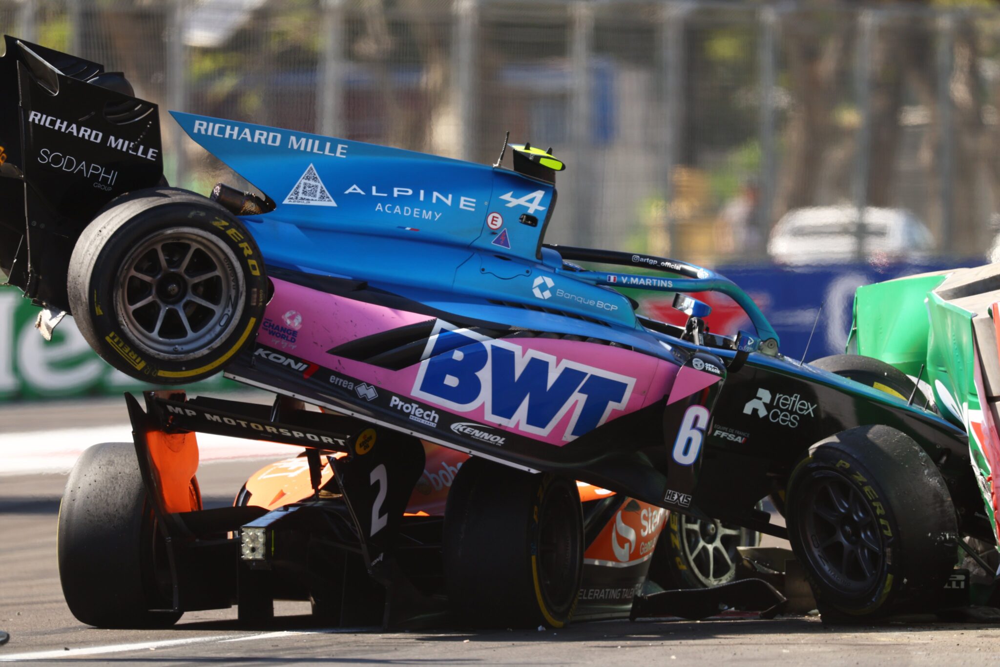 F2, Azerbaijão: Oliver Bearman vence em final de corrida caótico ...