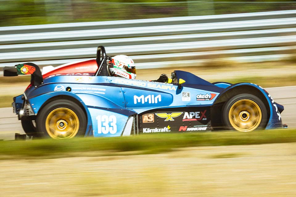 Rodrigo Seabra no pódio entre os Rookies na Fórmula Aquila 1000 | AutoSport