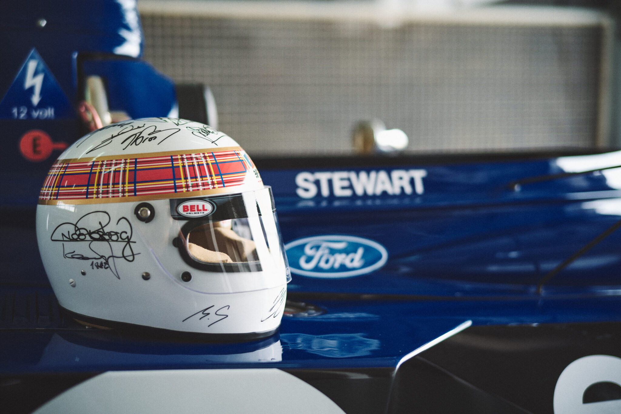 F1: Jackie Stewart voltou às pistas, com um capacete assinado por ...